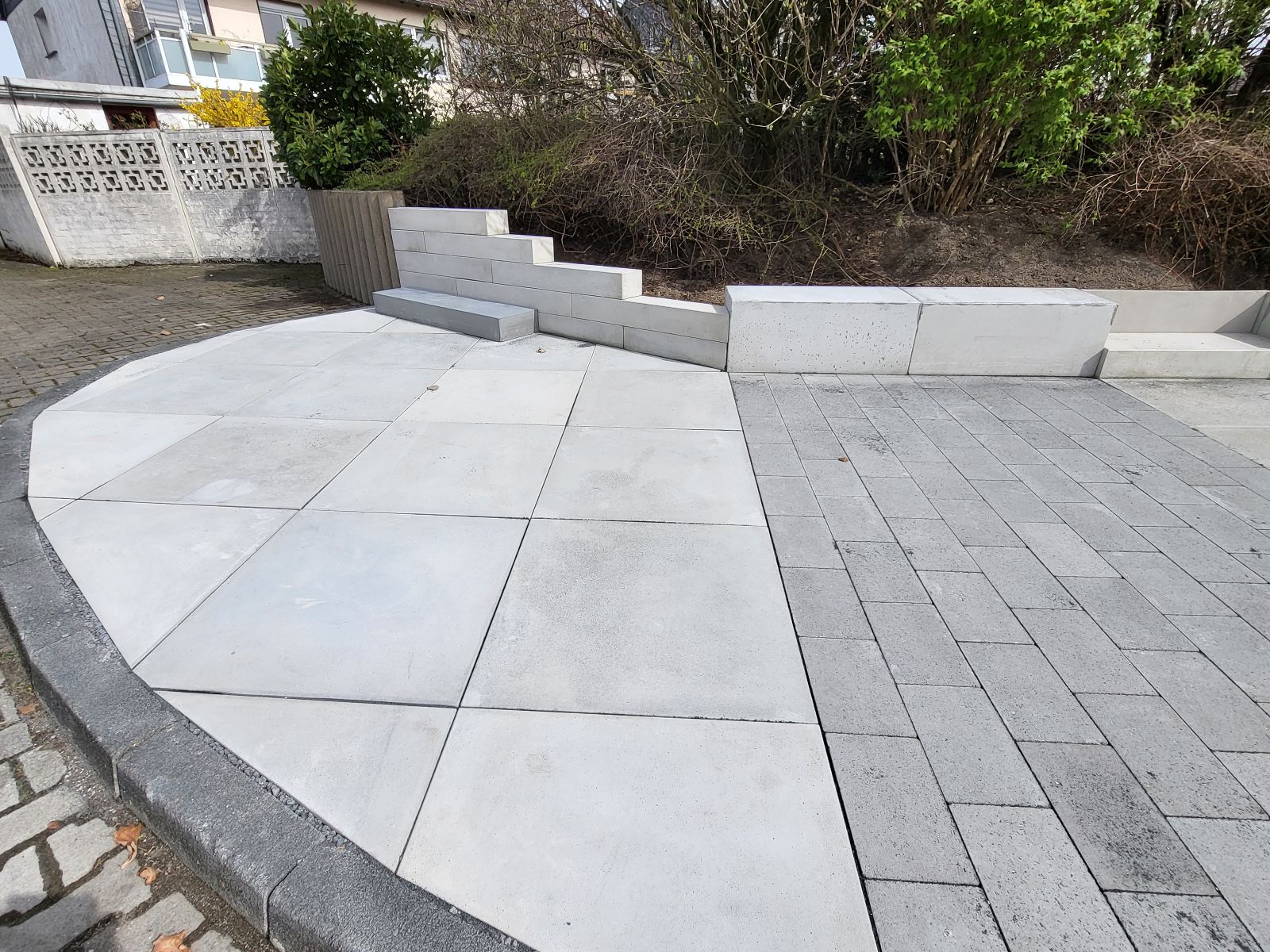 boecke-architekten-platten-80-80-3cm-grau-ruvido-20230328 – Basamentsteine Böcke GmbH